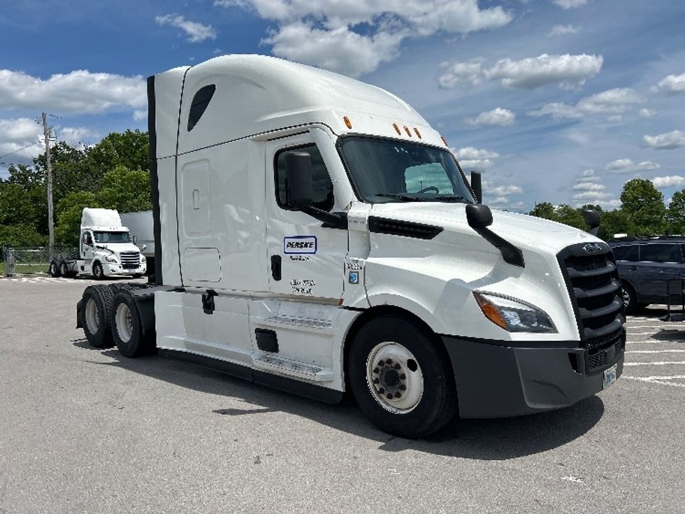 2022 Freightliner T12664ST Sleeper Tractor