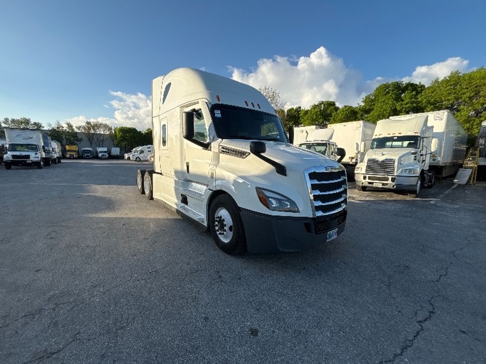 2022 Freightliner T12664ST Sleeper Tractor