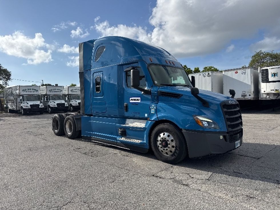 2022 Freightliner T12664ST Sleeper Tractor