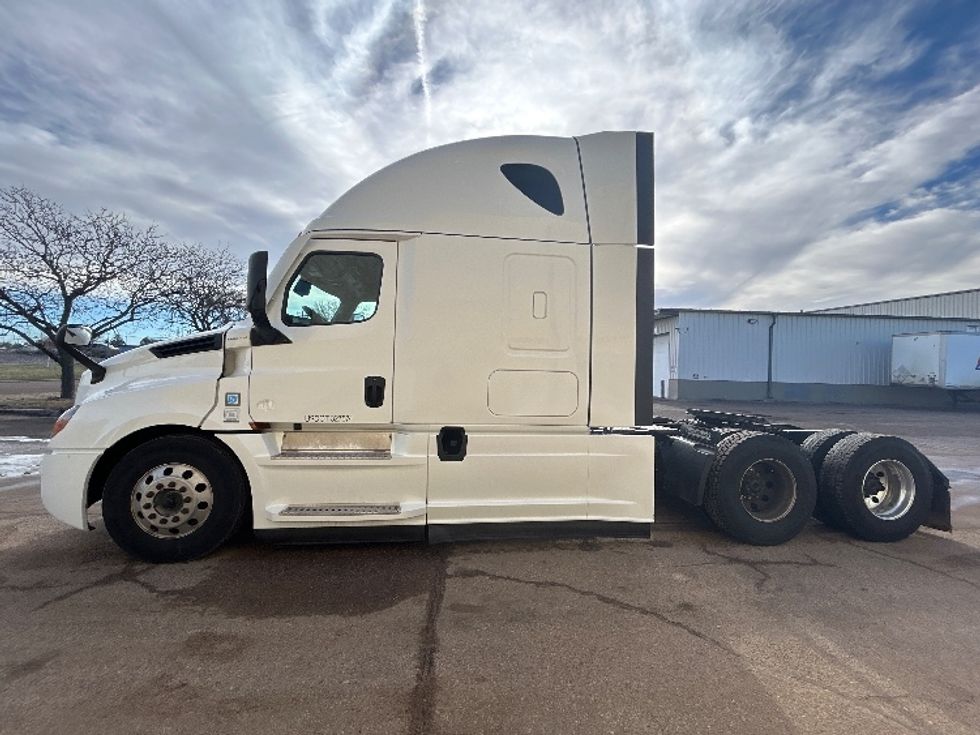 2022 Freightliner T12664ST Sleeper Tractor