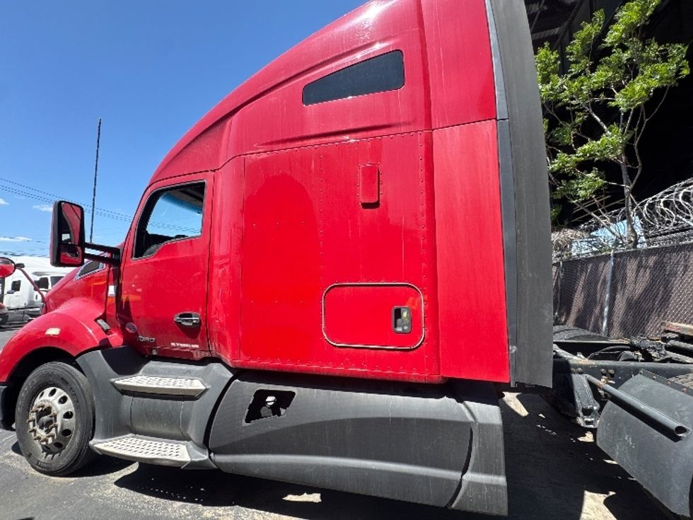 2017 Kenworth T680 Sleeper Tractor