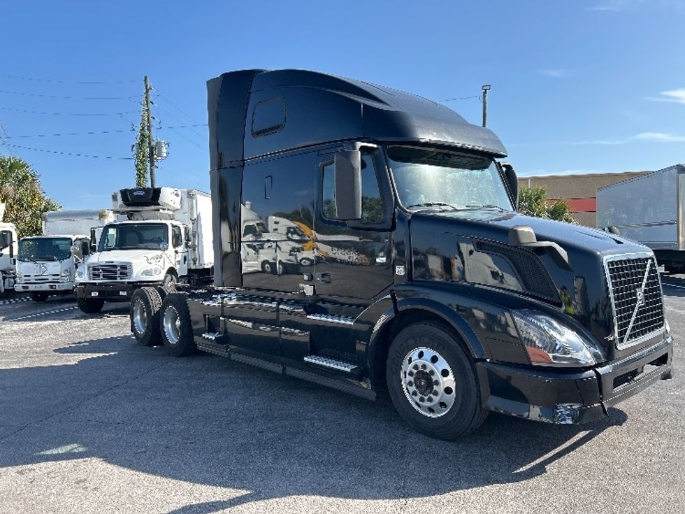 2014 Volvo VNL64T670 Sleeper Tractor