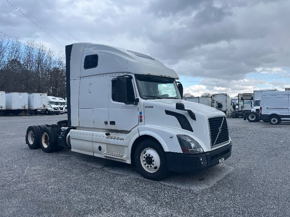 2016 Volvo VNL64T670 Sleeper Tractor