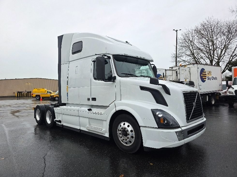2016 Volvo VNL64T670 Sleeper Tractor