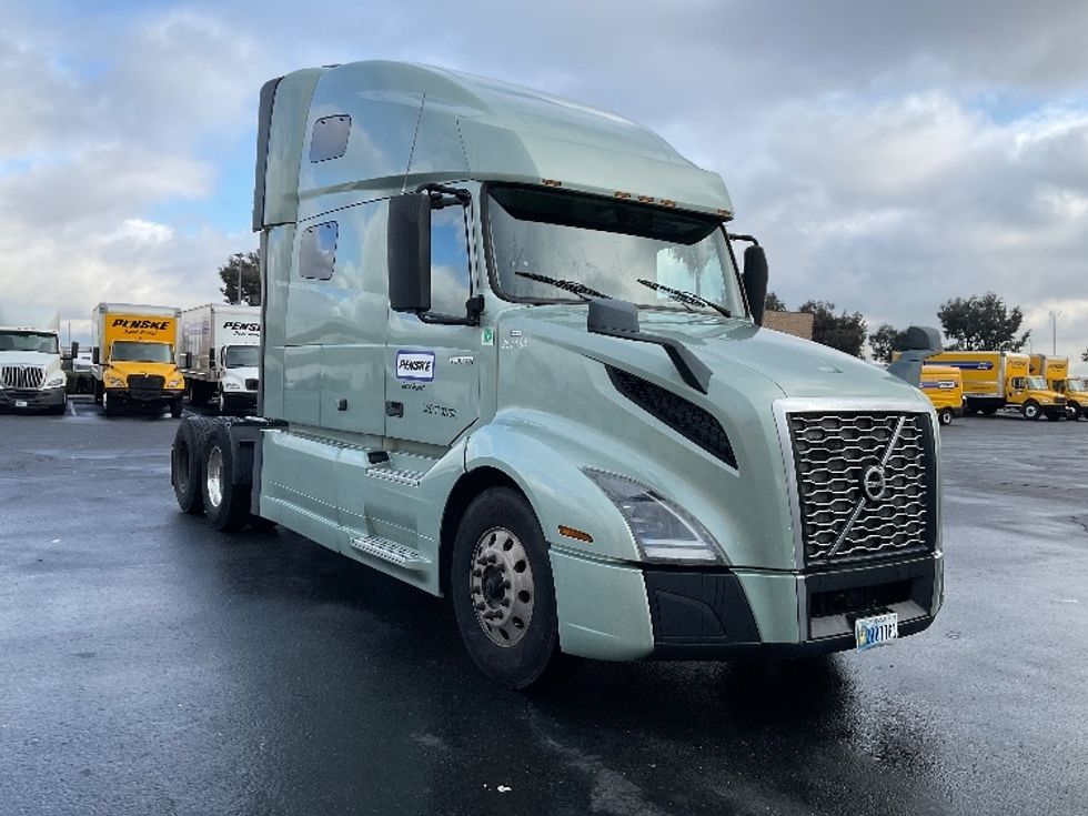 2019 Volvo VNL64760 Sleeper Tractor