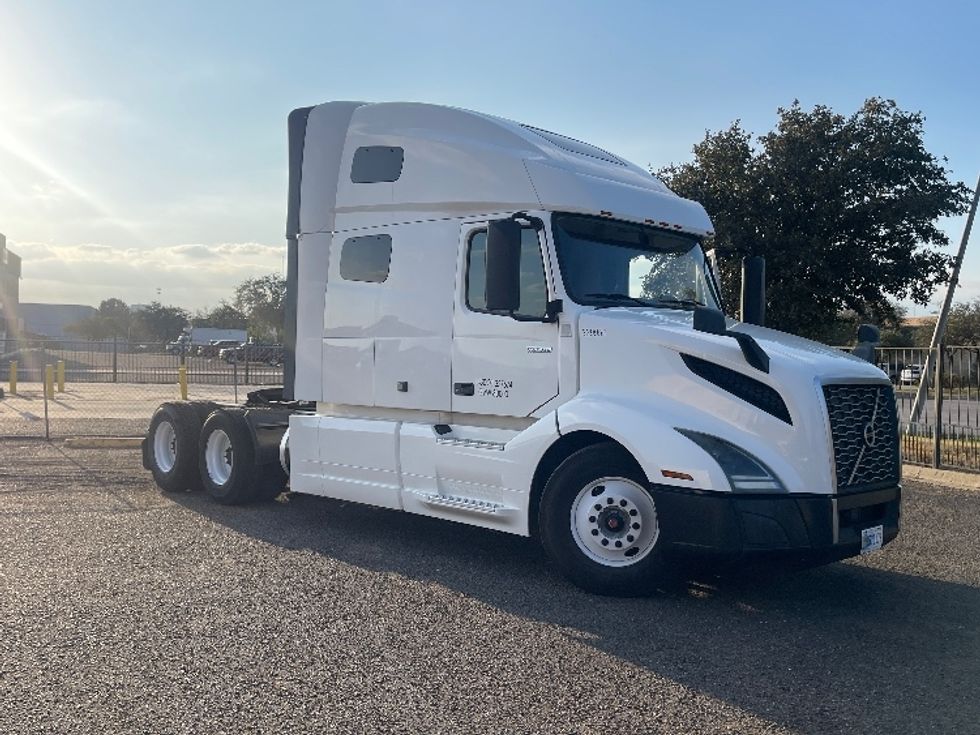 2019 Volvo VNL64760 Sleeper Tractor