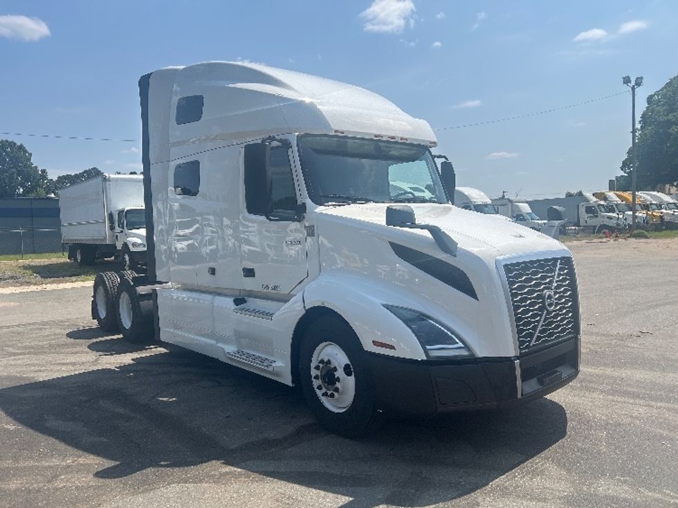 2019 Volvo VNL64760 Sleeper Tractor