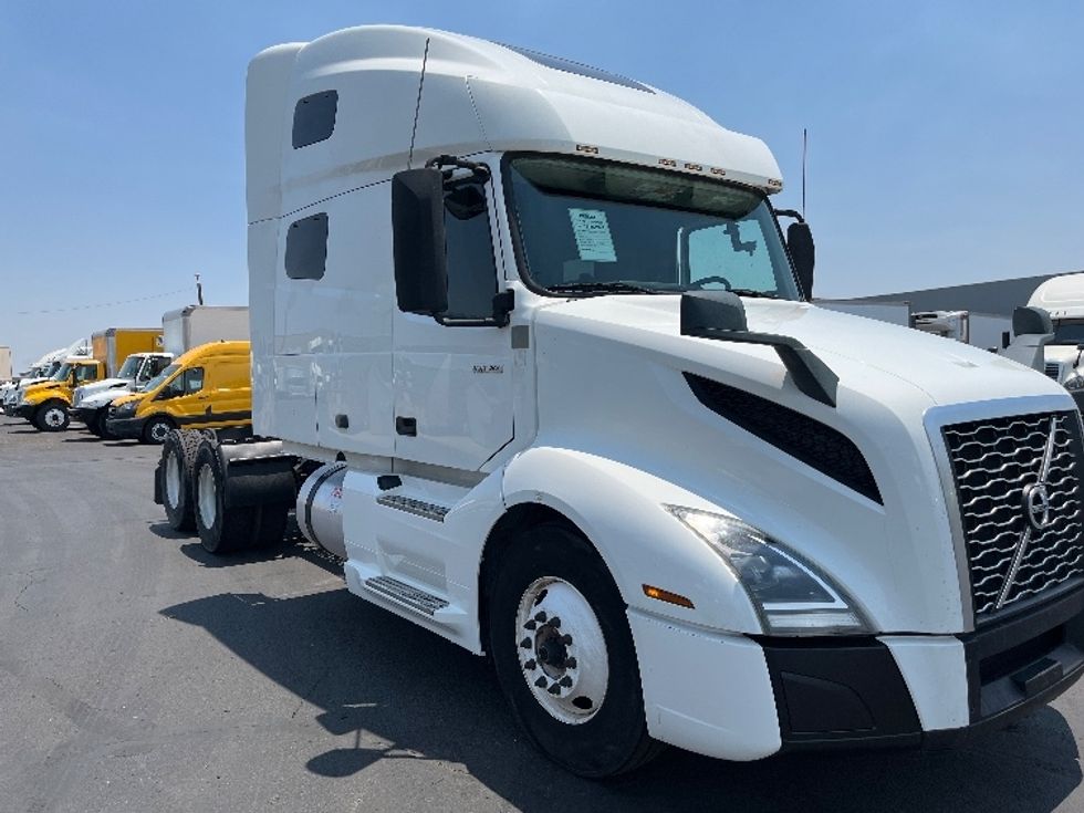 2019 Volvo VNL64760 Sleeper Tractor