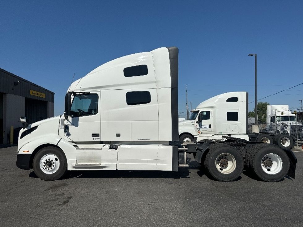 2019 Volvo VNL64760 Sleeper Tractor