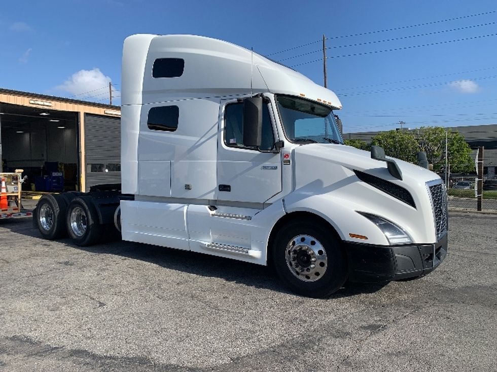 2019 Volvo VNL64760 Sleeper Tractor