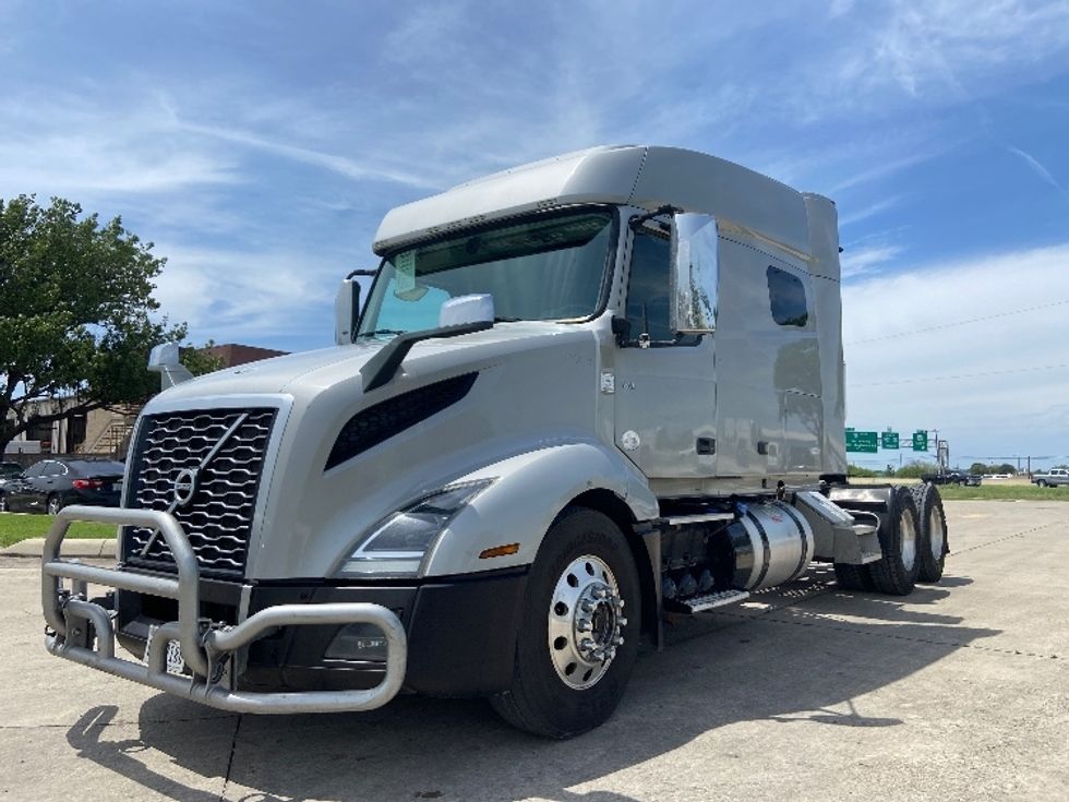 2020 Volvo VNL64740 Sleeper Tractor