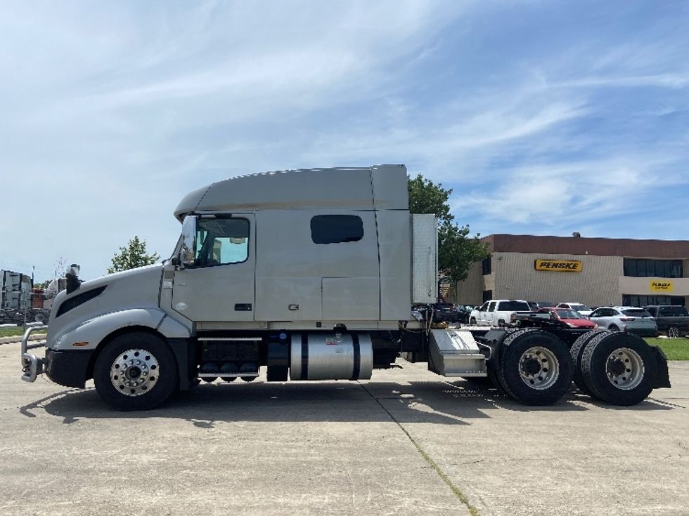 2020 Volvo VNL64740 Sleeper Tractor