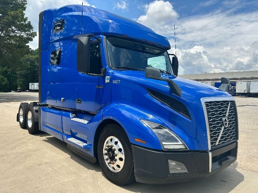 2020 Volvo VNL64760 Sleeper Tractor