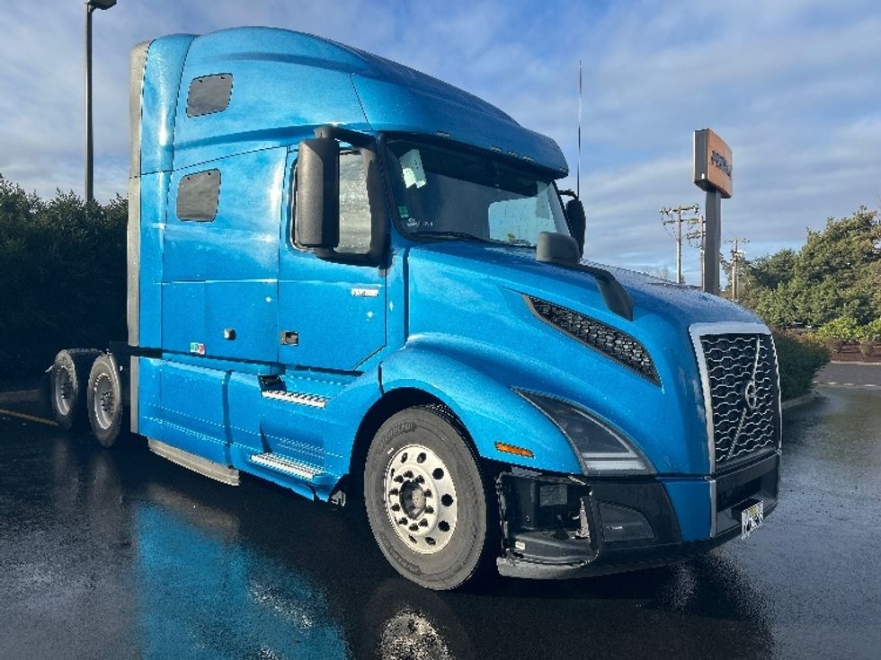 2020 Volvo VNL64760 Sleeper Tractor