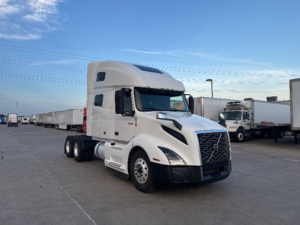 2020 Volvo VNL64760 Sleeper Tractor