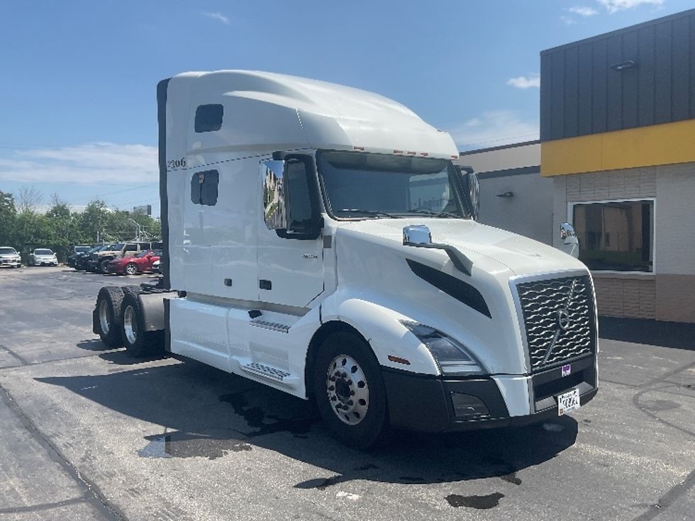 2020 Volvo VNL64760 Sleeper Tractor