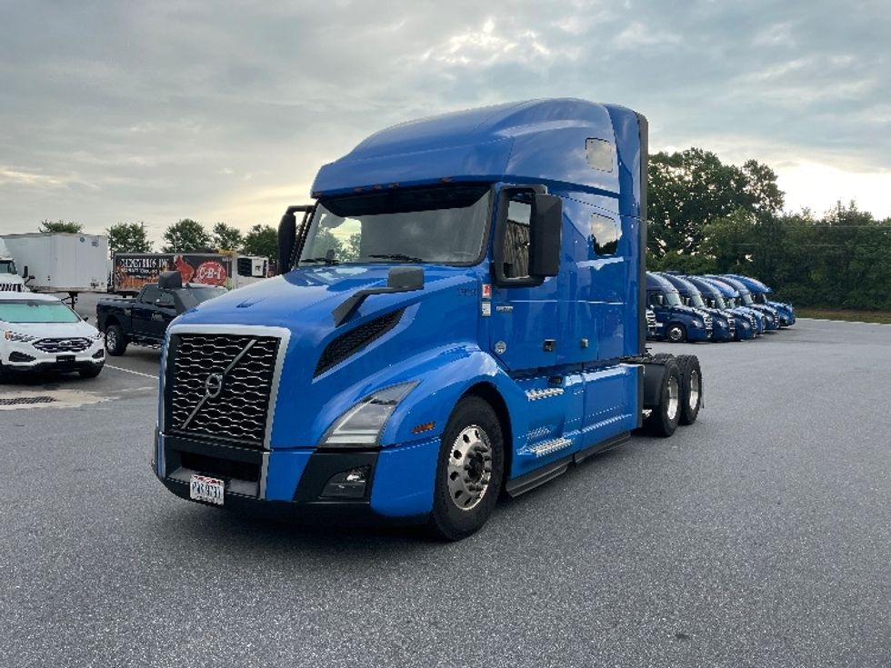 2020 Volvo VNL64760 Sleeper Tractor