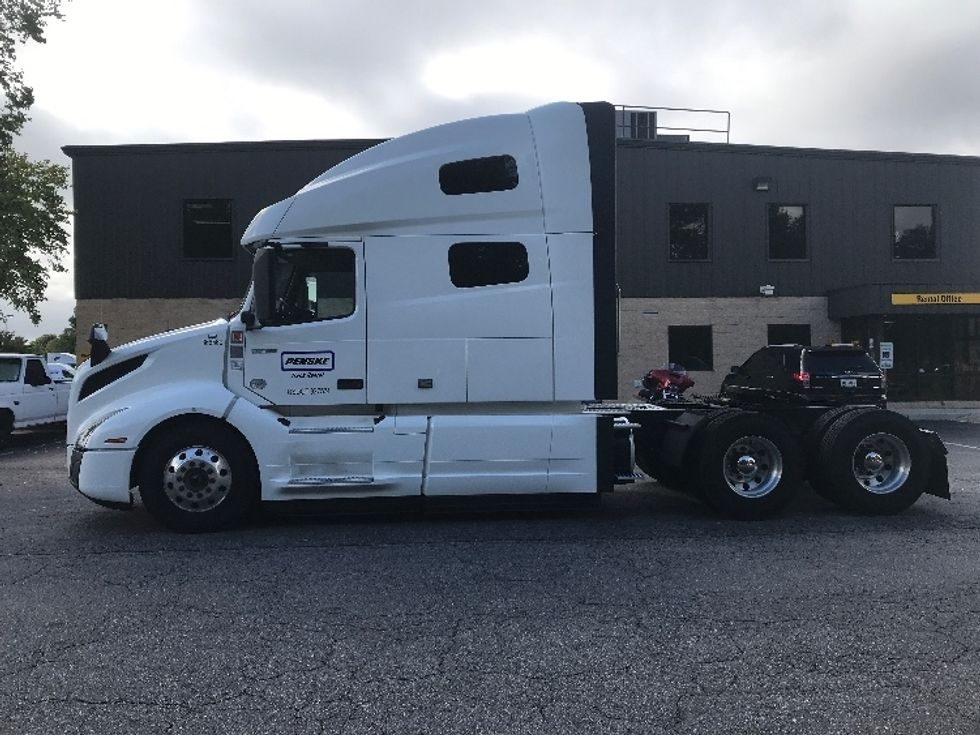 2021 Volvo VNL64760 Sleeper Tractor