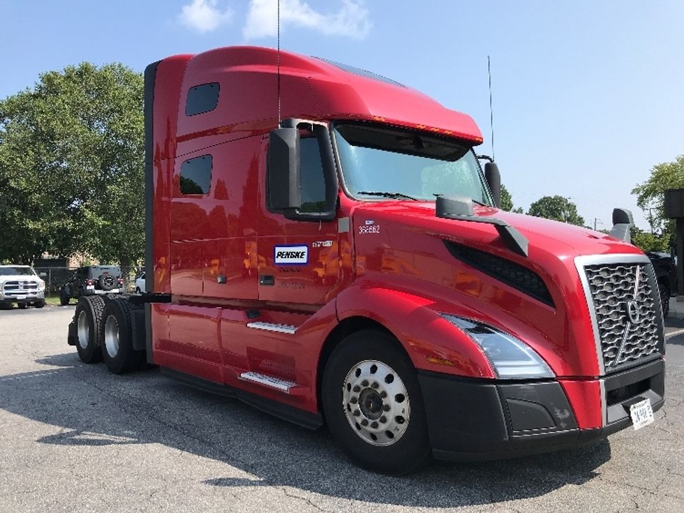 2021 Volvo VNL64760 Sleeper Tractor