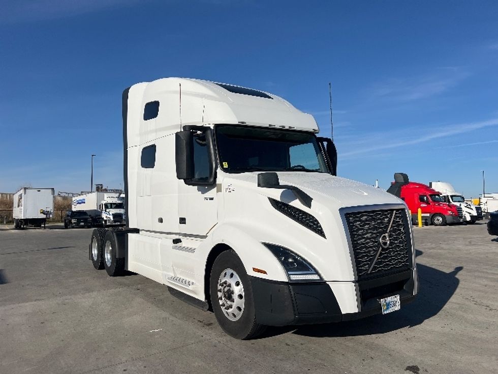 2021 Volvo VNL64760 Sleeper Tractor