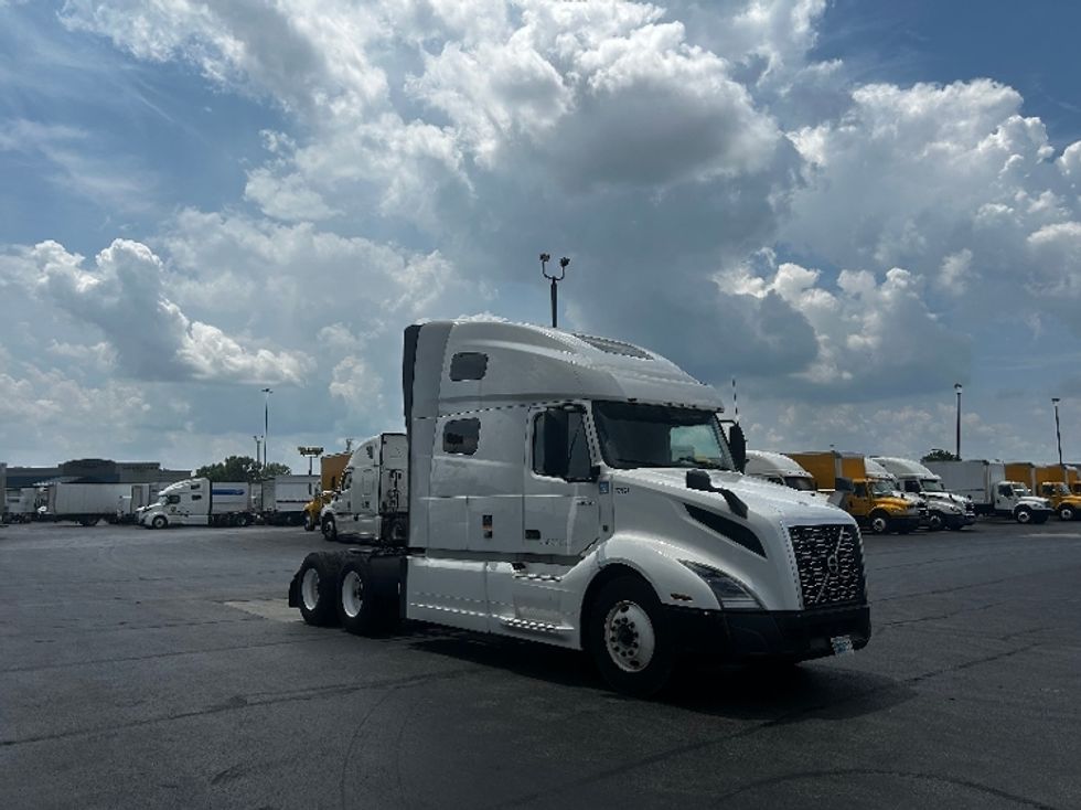 2022 Volvo VNL64760 Sleeper Tractor