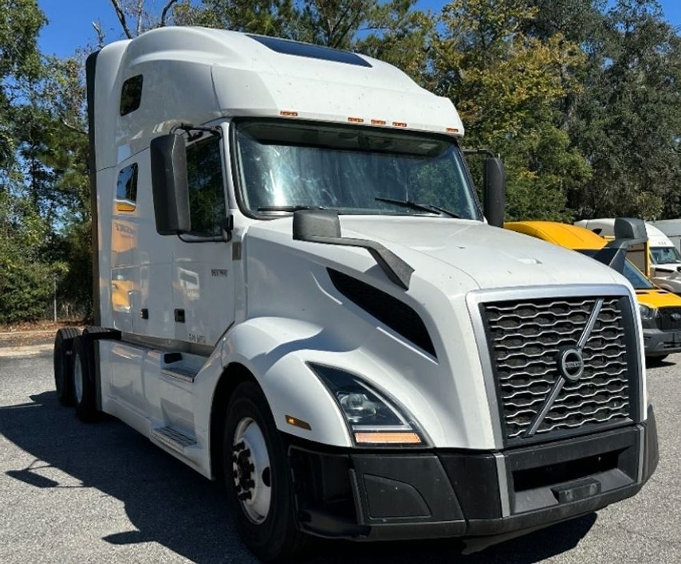 2022 Volvo VNL64760 Sleeper Tractor