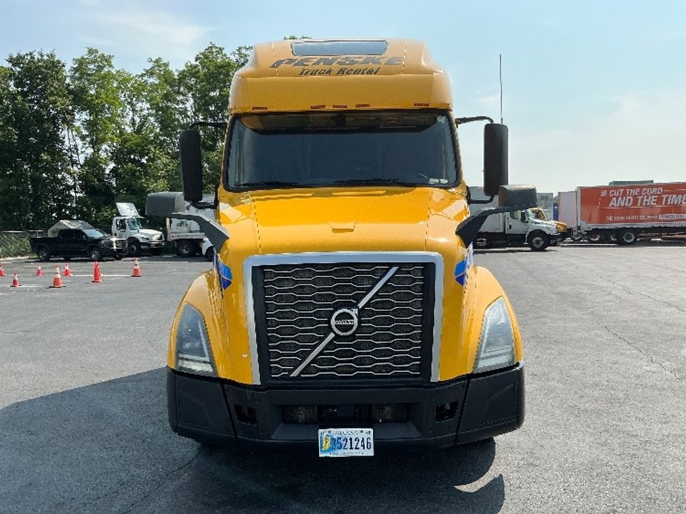 2022 Volvo VNL64760 Sleeper Tractor