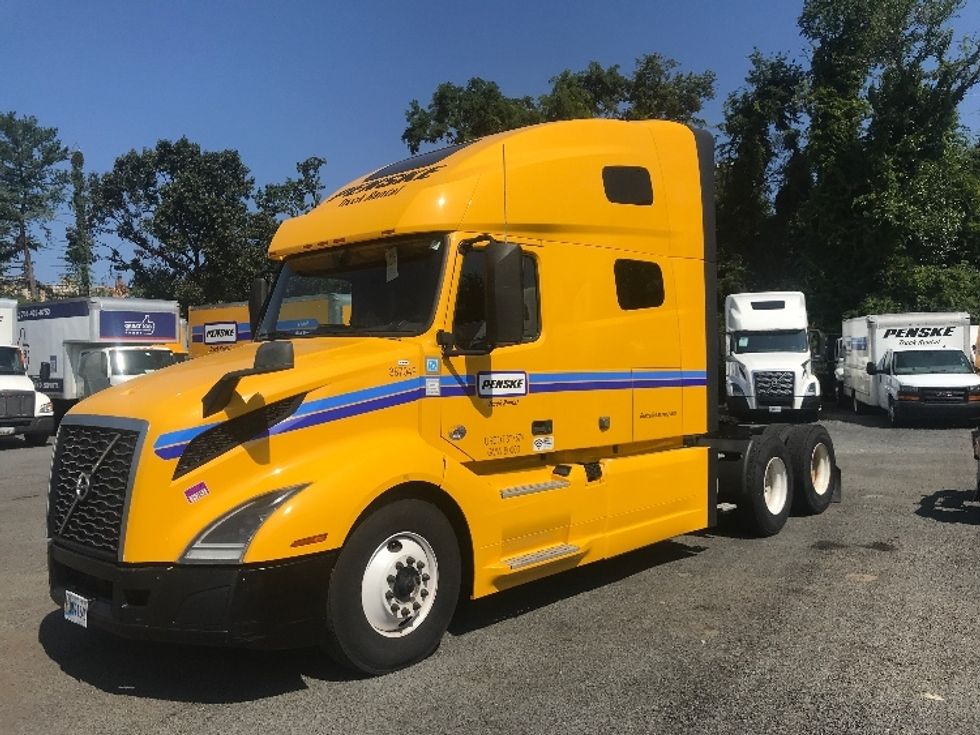 2022 Volvo VNL64760 Sleeper Tractor
