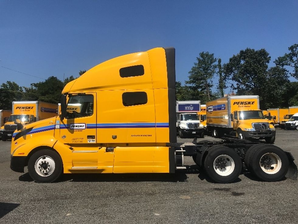 2022 Volvo VNL64760 Sleeper Tractor