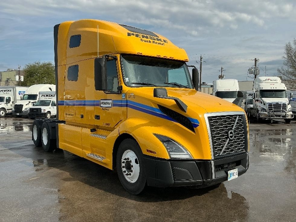 2022 Volvo VNL64760 Sleeper Tractor