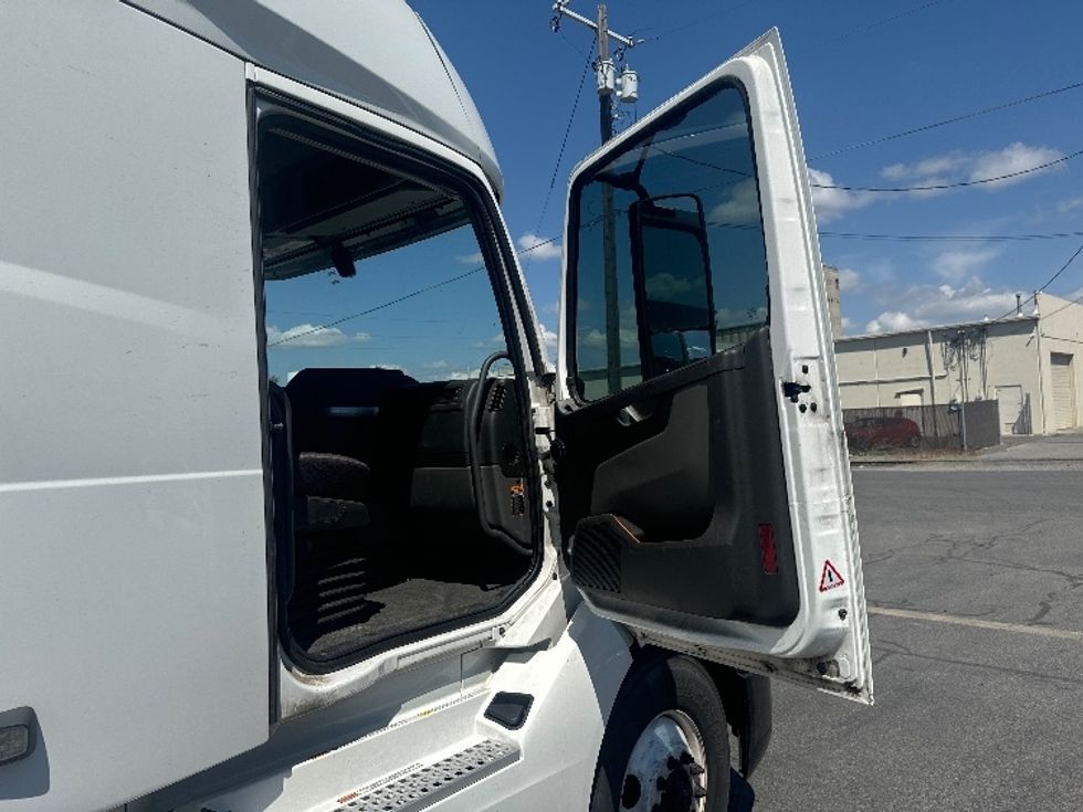 2022 Volvo VNL64760 Sleeper Tractor