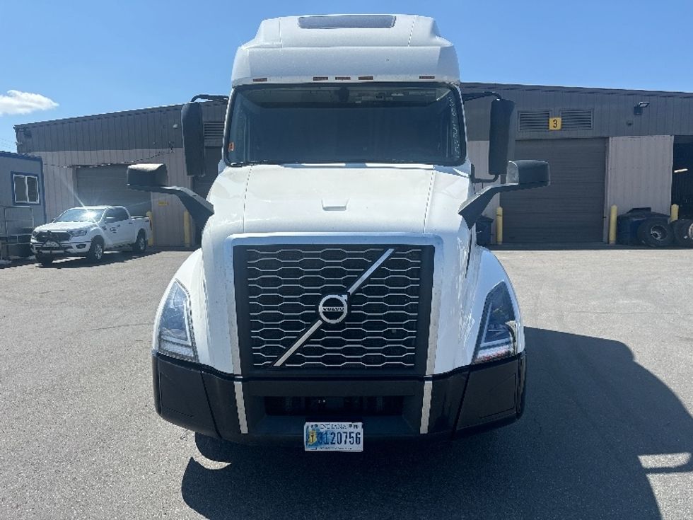 2022 Volvo VNL64760 Sleeper Tractor