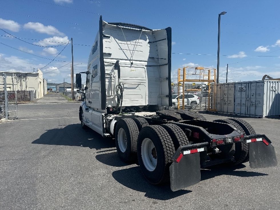 2022 Volvo VNL64760 Sleeper Tractor