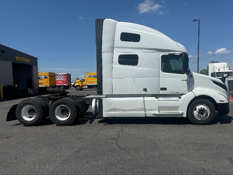 2022 Volvo VNL64760 Sleeper Tractor