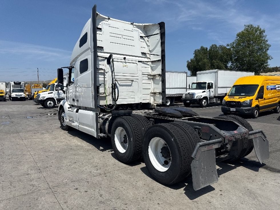 2023 Volvo VNL64760 Sleeper Tractor