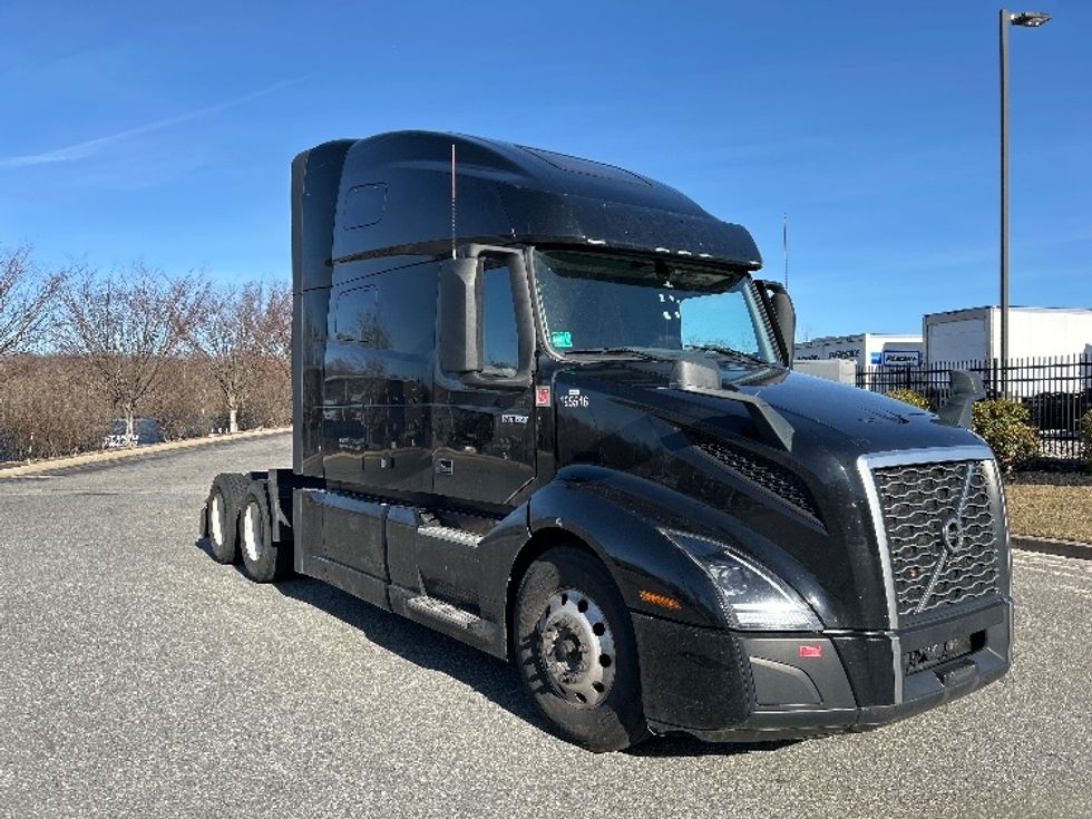 2023 Volvo VNL64760 Sleeper Tractor