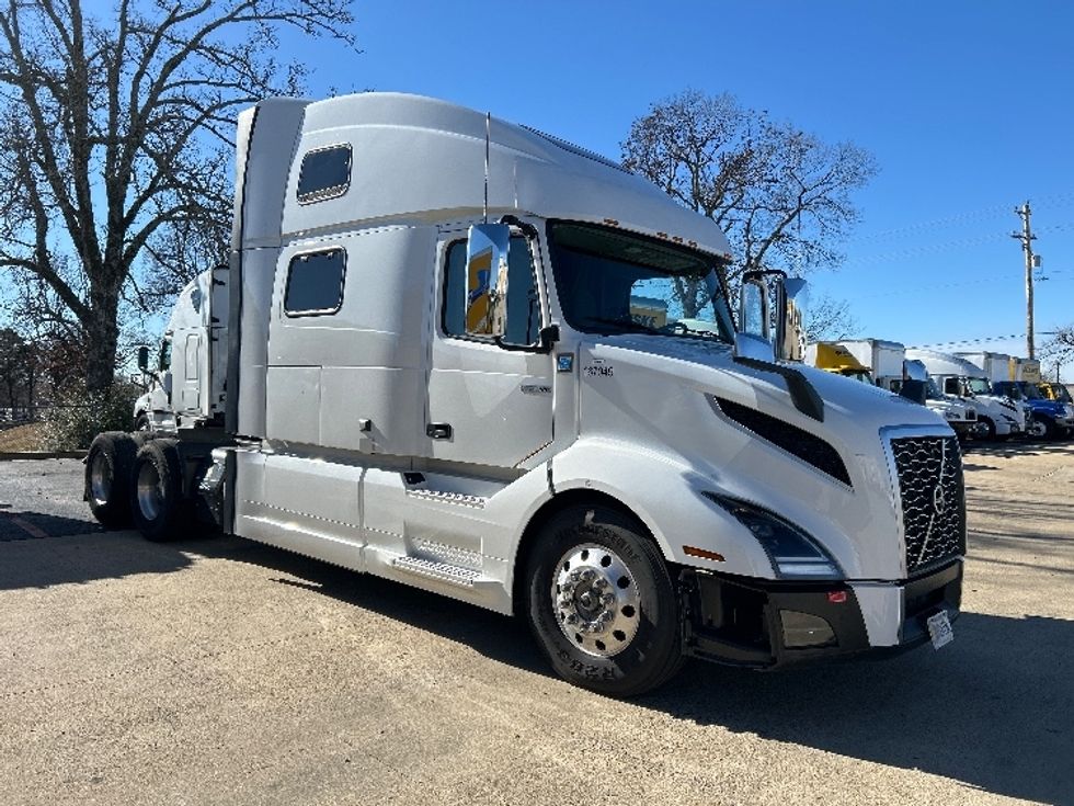 2023 Volvo VNL64860 Sleeper Tractor