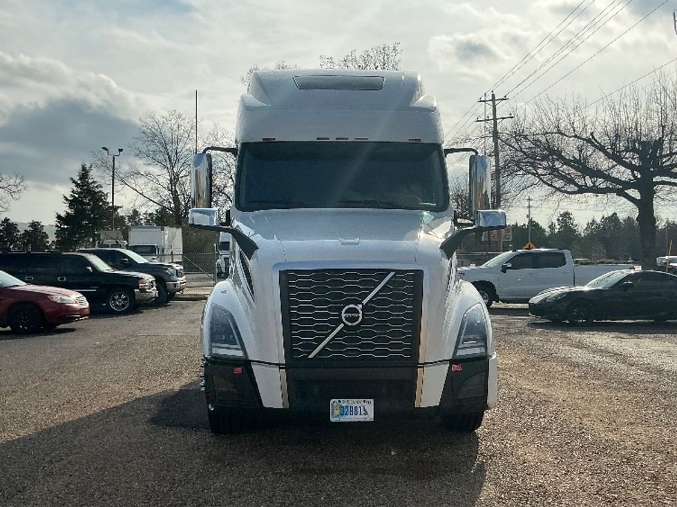 2023 Volvo VNL64860 Sleeper Tractor