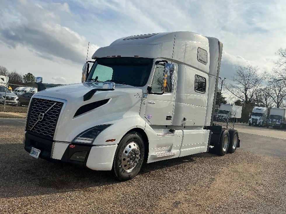 2023 Volvo VNL64860 Sleeper Tractor