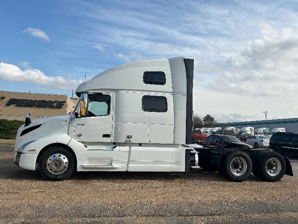 2023 Volvo VNL64860 Sleeper Tractor
