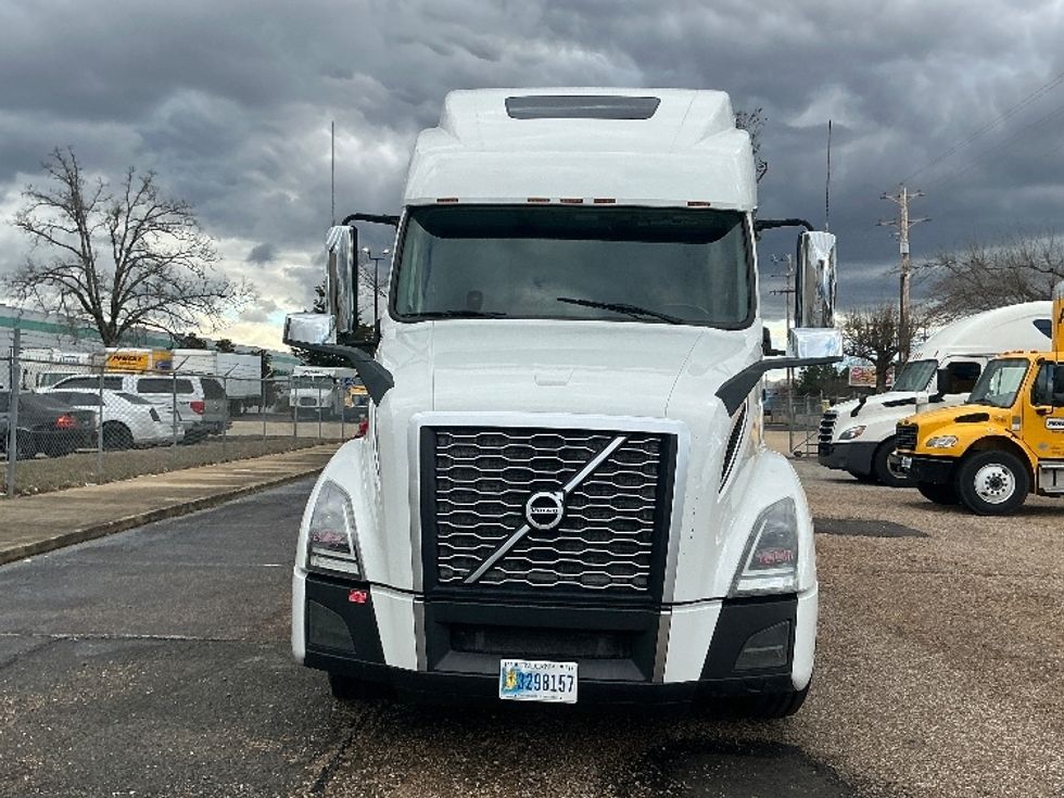 2023 Volvo VNL64860 Sleeper Tractor