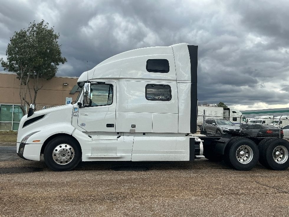 2023 Volvo VNL64860 Sleeper Tractor